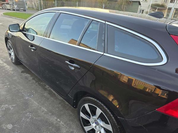 Black Volvo V60 2013 in Kretinga, with an engine capacity of 2.40 L and mileage of 290 thousand km for 4900 €, photo 7 on AUTOMOTO.COM.LV
