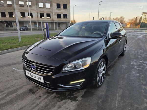 Black Volvo V60 2013 in Kretinga, with an engine capacity of 2.40 L and mileage of 290 thousand km for 4900 €, photo 8 on AUTOMOTO.COM.LV