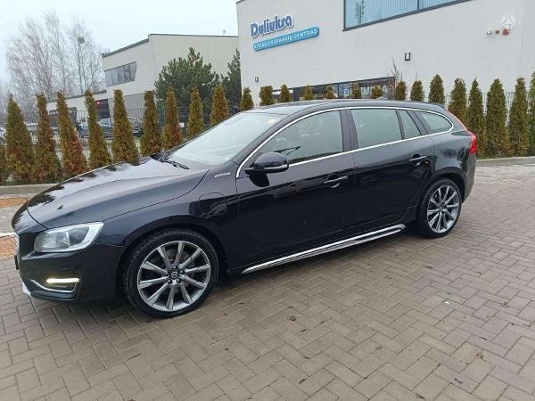 Black Volvo V60 2013 in Kaunas, with an engine capacity of 2.40 L and mileage of 245 thousand km for 7950 €, photo 1 on AUTOMOTO.COM.LV