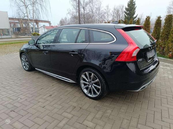 Black Volvo V60 2013 in Kaunas, with an engine capacity of 2.40 L and mileage of 245 thousand km for 7950 €, photo 4 on AUTOMOTO.COM.LV