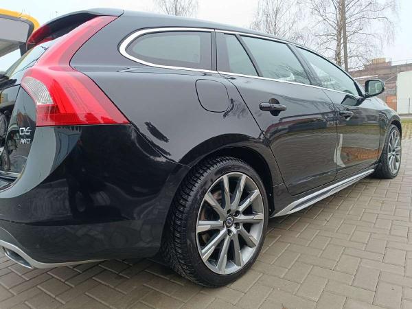 Black Volvo V60 2013 in Kaunas, with an engine capacity of 2.40 L and mileage of 245 thousand km for 7950 €, photo 7 on AUTOMOTO.COM.LV