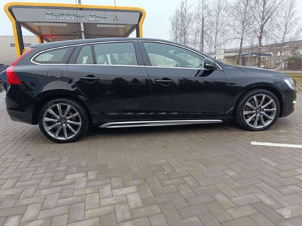 Black Volvo V60 2013 in Kaunas, with an engine capacity of 2.40 L and mileage of 245 thousand km for 7950 €, photo 8 on AUTOMOTO.COM.LV