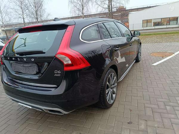 Black Volvo V60 2013 in Kaunas, with an engine capacity of 2.40 L and mileage of 245 thousand km for 7950 €, photo 9 on AUTOMOTO.COM.LV