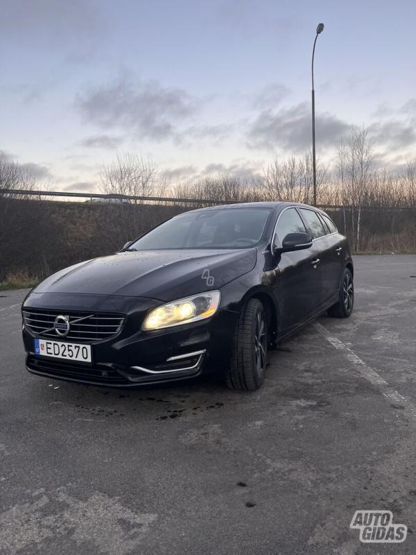 Black Volvo V60 2013 in Klaipeda, with an engine capacity of 2.40 L and mileage of 325 thousand km for 8999 €, photo 2 on AUTOMOTO.COM.LV