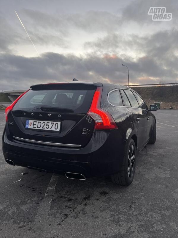 Black Volvo V60 2013 in Klaipeda, with an engine capacity of 2.40 L and mileage of 325 thousand km for 8999 €, photo 3 on AUTOMOTO.COM.LV