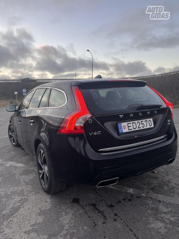 Black Volvo V60 2013 in Klaipeda, with an engine capacity of 2.40 L and mileage of 325 thousand km for 8999 €, photo 4 on AUTOMOTO.COM.LV