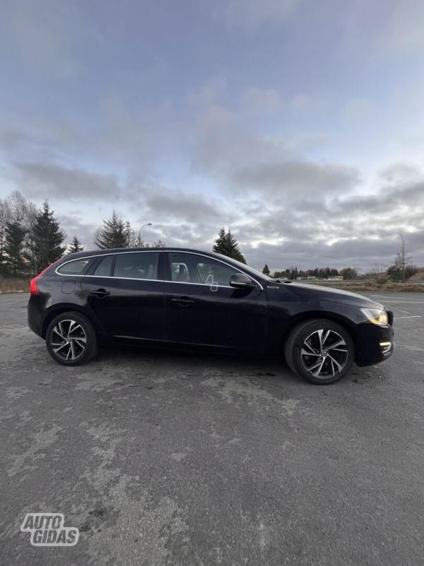 Black Volvo V60 2013 in Klaipeda, with an engine capacity of 2.40 L and mileage of 325 thousand km for 8999 €, photo 5 on AUTOMOTO.COM.LV