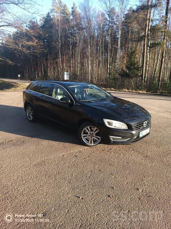 Black Volvo V60 2013 in Jelgava, with an engine capacity of 2.40 L and mileage of 462 thousand km for 5400 €, photo 3 on AUTOMOTO.COM.LV