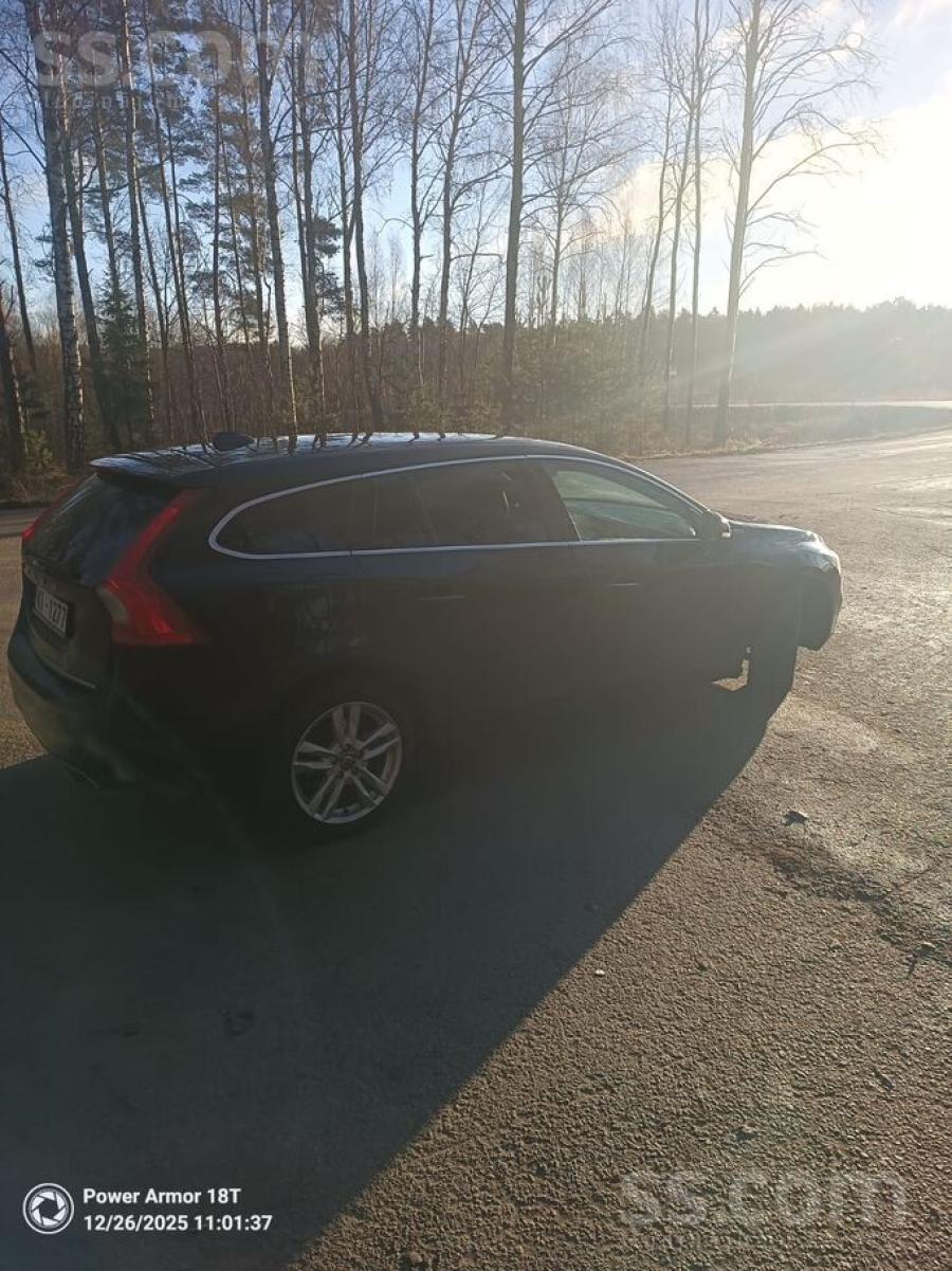 Black Volvo V60 2013 in Jelgava, with an engine capacity of 2.40 L and mileage of 462 thousand km for 5400 €, photo 4 on AUTOMOTO.COM.LV
