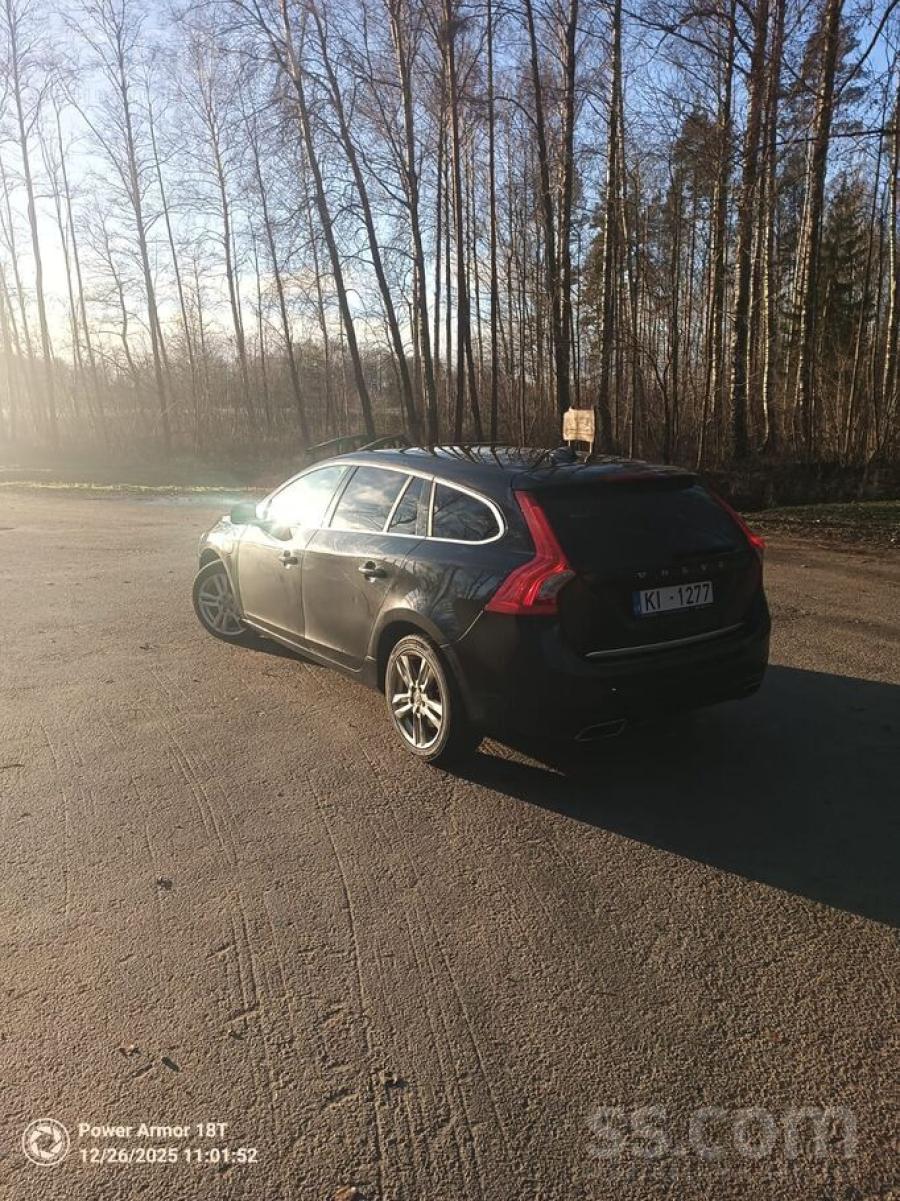 Black Volvo V60 2013 in Jelgava, with an engine capacity of 2.40 L and mileage of 462 thousand km for 5400 €, photo 5 on AUTOMOTO.COM.LV