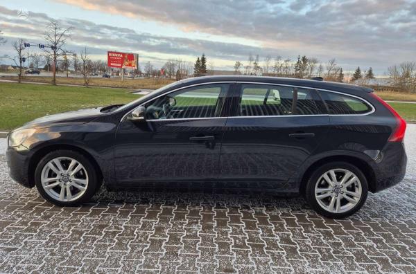 Melns Volvo V60 2013 Panevēža, ar dzinēja tilpumu 1.98 L un nobraukumu 225 tūkst. km par 4999 €, foto 2 vietnē AUTOMOTO.COM.LV