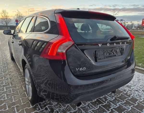 Melns Volvo V60 2013 Panevēža, ar dzinēja tilpumu 1.98 L un nobraukumu 225 tūkst. km par 4999 €, foto 3 vietnē AUTOMOTO.COM.LV