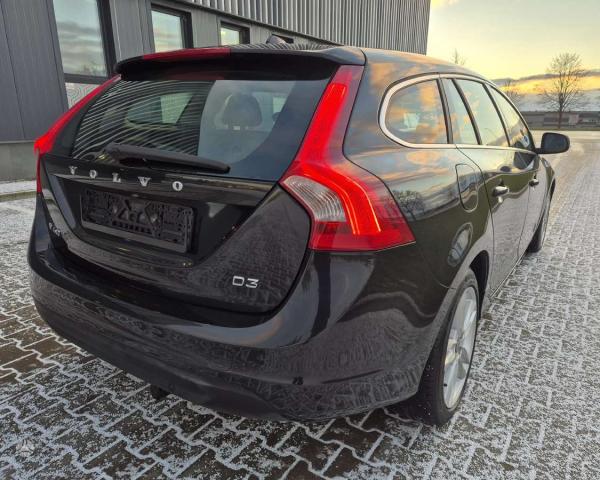 Melns Volvo V60 2013 Panevēža, ar dzinēja tilpumu 1.98 L un nobraukumu 225 tūkst. km par 4999 €, foto 5 vietnē AUTOMOTO.COM.LV