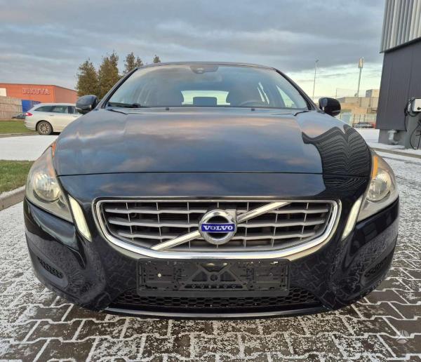 Melns Volvo V60 2013 Panevēža, ar dzinēja tilpumu 1.98 L un nobraukumu 225 tūkst. km par 4999 €, foto 8 vietnē AUTOMOTO.COM.LV