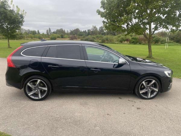 Melns Volvo V60 2013 Šauļi, ar dzinēja tilpumu 1.98 L un nobraukumu 277 tūkst. km par 8999 €, foto 3 vietnē AUTOMOTO.COM.LV