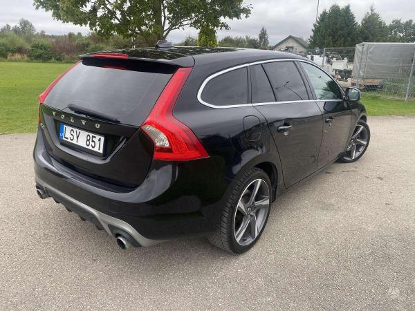 Melns Volvo V60 2013 Šauļi, ar dzinēja tilpumu 1.98 L un nobraukumu 277 tūkst. km par 8999 €, foto 5 vietnē AUTOMOTO.COM.LV