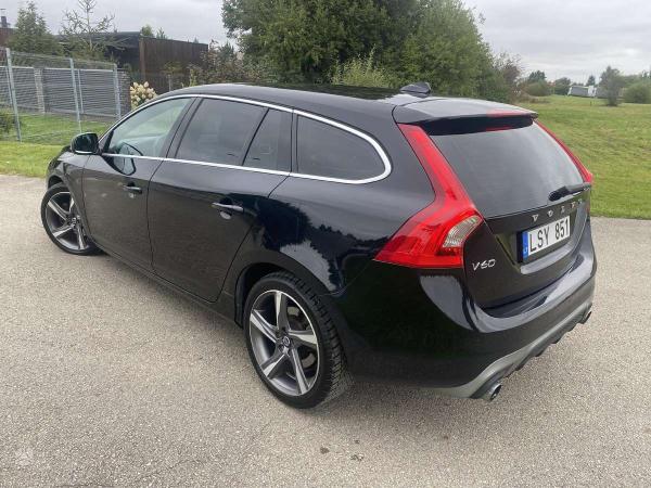 Melns Volvo V60 2013 Šauļi, ar dzinēja tilpumu 1.98 L un nobraukumu 277 tūkst. km par 8999 €, foto 10 vietnē AUTOMOTO.COM.LV