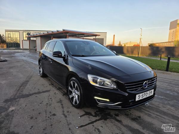 Melns Volvo V60 2013 Kretinga, ar dzinēja tilpumu 2.40 L un nobraukumu 292 tūkst. km par 4800 €, foto 2 vietnē AUTOMOTO.COM.LV