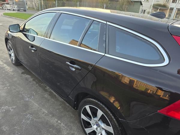 Melns Volvo V60 2013 Kretinga, ar dzinēja tilpumu 2.40 L un nobraukumu 292 tūkst. km par 4800 €, foto 7 vietnē AUTOMOTO.COM.LV