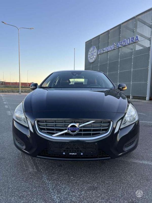 Black Volvo V60 2013 in Siauliai, with an engine capacity of 1.56 L and mileage of 242 thousand km for 5550 €, photo 1 on AUTOMOTO.COM.LV