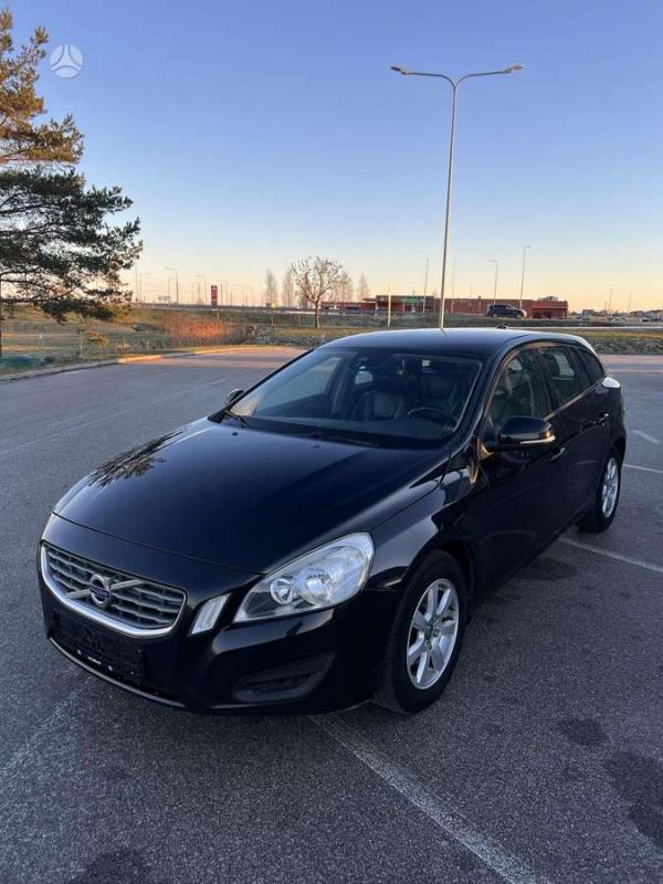Black Volvo V60 2013 in Siauliai, with an engine capacity of 1.56 L and mileage of 242 thousand km for 5550 €, photo 2 on AUTOMOTO.COM.LV