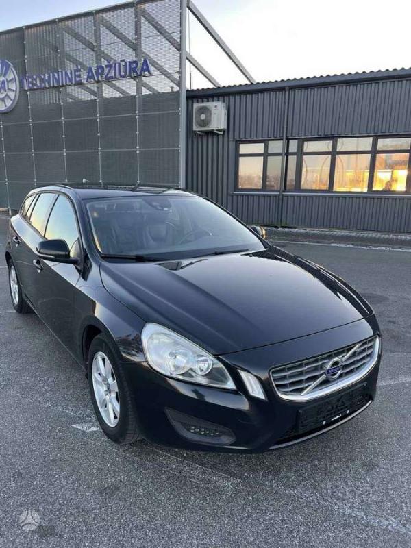Black Volvo V60 2013 in Siauliai, with an engine capacity of 1.56 L and mileage of 242 thousand km for 5550 €, photo 3 on AUTOMOTO.COM.LV
