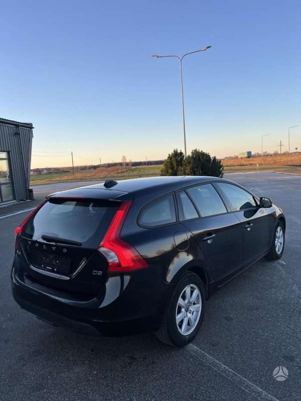 Black Volvo V60 2013 in Siauliai, with an engine capacity of 1.56 L and mileage of 242 thousand km for 5550 €, photo 4 on AUTOMOTO.COM.LV