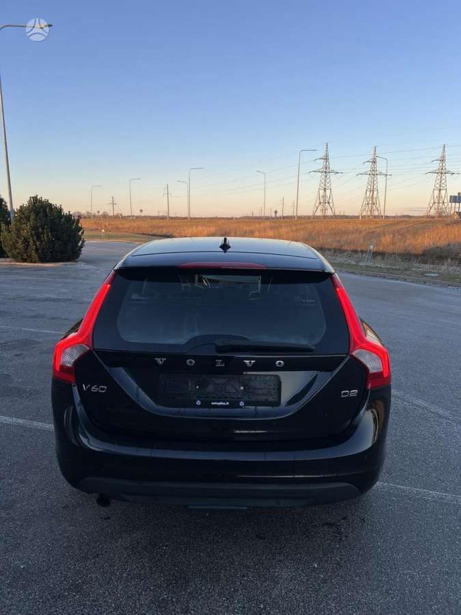 Black Volvo V60 2013 in Siauliai, with an engine capacity of 1.56 L and mileage of 242 thousand km for 5550 €, photo 5 on AUTOMOTO.COM.LV
