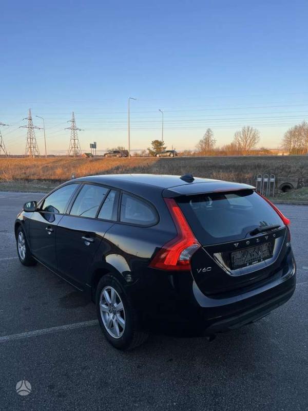 Black Volvo V60 2013 in Siauliai, with an engine capacity of 1.56 L and mileage of 242 thousand km for 5550 €, photo 6 on AUTOMOTO.COM.LV