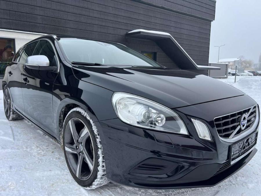 Black Volvo V60 2013 in Kaunas, with an engine capacity of 1.98 L and mileage of 277 thousand km for 7449 €, photo 1 on AUTOMOTO.COM.LV