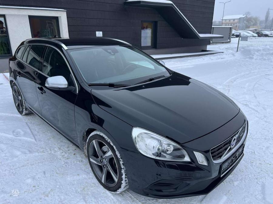 Black Volvo V60 2013 in Kaunas, with an engine capacity of 1.98 L and mileage of 277 thousand km for 7449 €, photo 3 on AUTOMOTO.COM.LV