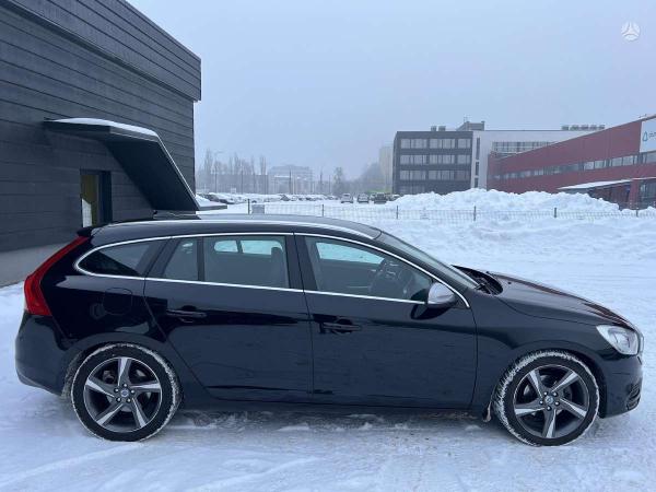 Black Volvo V60 2013 in Kaunas, with an engine capacity of 1.98 L and mileage of 277 thousand km for 7449 €, photo 6 on AUTOMOTO.COM.LV