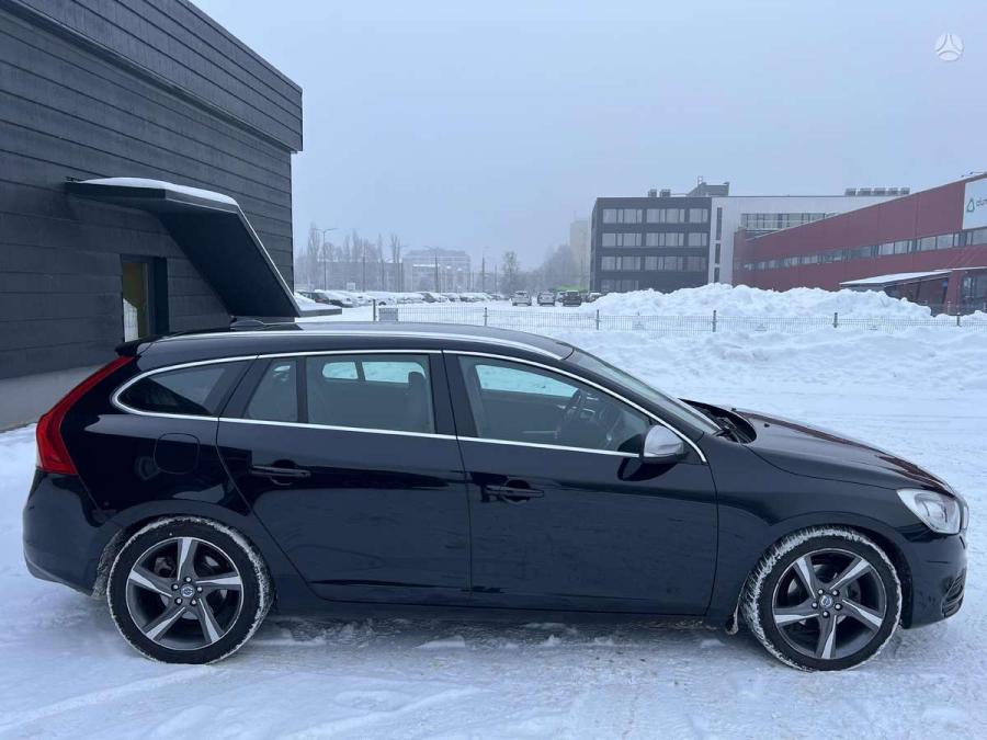 Black Volvo V60 2013 in Kaunas, with an engine capacity of 1.98 L and mileage of 277 thousand km for 7449 €, photo 6 on AUTOMOTO.COM.LV