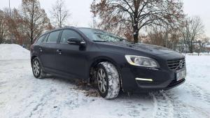 Melns Volvo V60 2013 Viļņa, ar dzinēja tilpumu 1.56 L un nobraukumu 323 tūkst. km par 5900 €, foto  vietnē AUTOMOTO.COM.LV