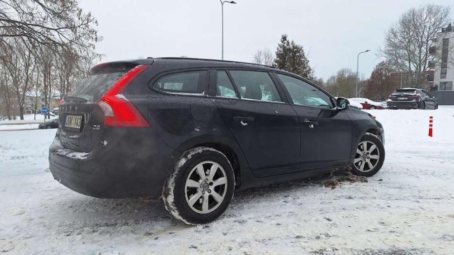 Black Volvo V60 2013 in Vilnius, with an engine capacity of 1.56 L and mileage of 323 thousand km for 5900 €, photo 2 on AUTOMOTO.COM.LV