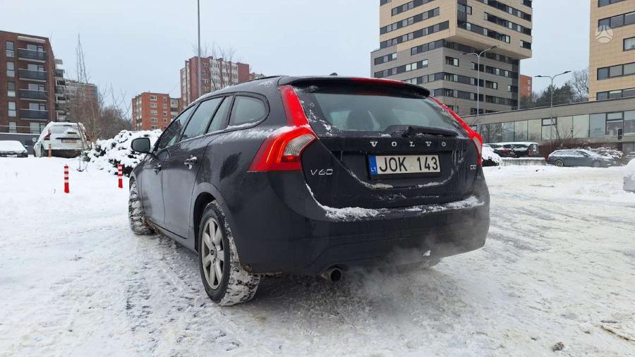 Black Volvo V60 2013 in Vilnius, with an engine capacity of 1.56 L and mileage of 323 thousand km for 5900 €, photo 3 on AUTOMOTO.COM.LV