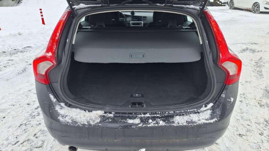 Black Volvo V60 2013 in Vilnius, with an engine capacity of 1.56 L and mileage of 323 thousand km for 5900 €, photo 4 on AUTOMOTO.COM.LV