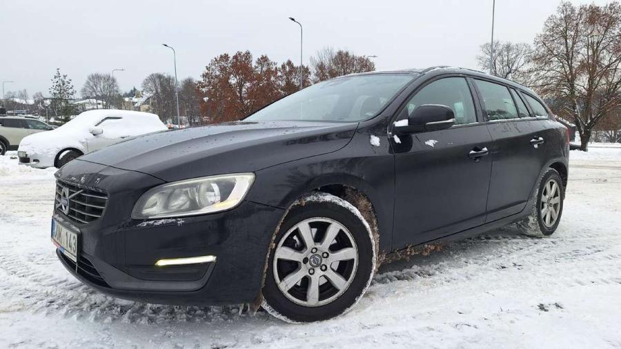 Black Volvo V60 2013 in Vilnius, with an engine capacity of 1.56 L and mileage of 323 thousand km for 5900 €, photo 5 on AUTOMOTO.COM.LV