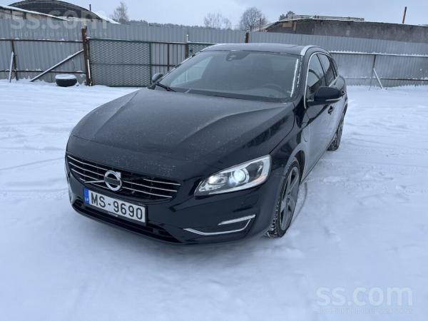 Black Volvo V60 2013 in Riga, with an engine capacity of 2.40 L and mileage of 318 thousand km for 6800 €, photo 1 on AUTOMOTO.COM.LV