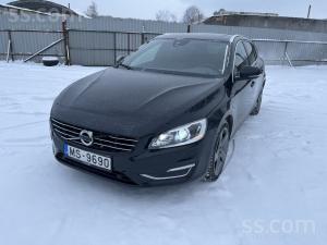 Melns Volvo V60 2013 Rīga, ar dzinēja tilpumu 2.40 L un nobraukumu 318 tūkst. km par 6800 €, foto  vietnē AUTOMOTO.COM.LV