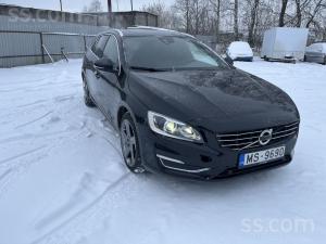 Black Volvo V60 2013 in Riga, with an engine capacity of 2.40 L and mileage of 318 thousand km for 6800 €, photo 2 on AUTOMOTO.COM.LV