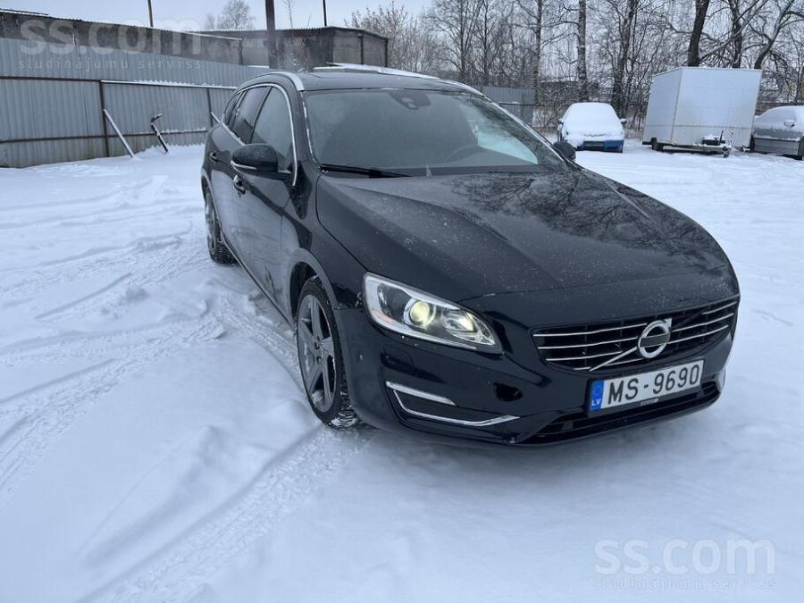 Black Volvo V60 2013 in Riga, with an engine capacity of 2.40 L and mileage of 318 thousand km for 6800 €, photo 2 on AUTOMOTO.COM.LV