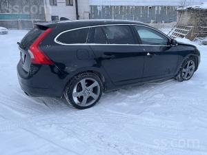 Black Volvo V60 2013 in Riga, with an engine capacity of 2.40 L and mileage of 318 thousand km for 6800 €, photo 3 on AUTOMOTO.COM.LV