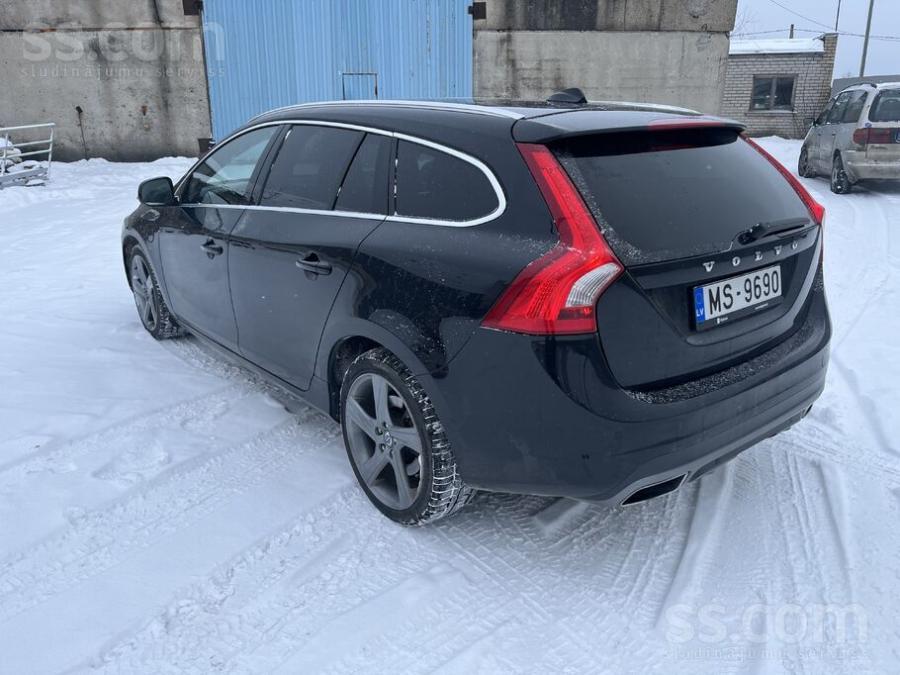 Black Volvo V60 2013 in Riga, with an engine capacity of 2.40 L and mileage of 318 thousand km for 6800 €, photo 4 on AUTOMOTO.COM.LV