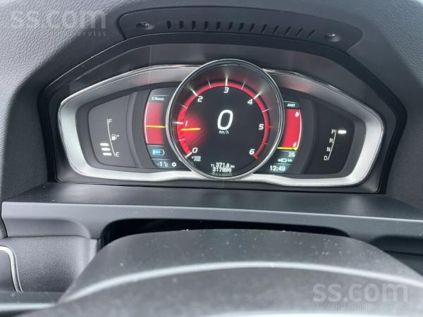 Black Volvo V60 2013 in Riga, with an engine capacity of 2.40 L and mileage of 318 thousand km for 6800 €, photo 5 on AUTOMOTO.COM.LV
