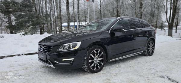 Black Volvo V60 2013 in Kazlu Ruda, with an engine capacity of 2.40 L and mileage of 235 thousand km for 7500 €, photo 8 on AUTOMOTO.COM.LV