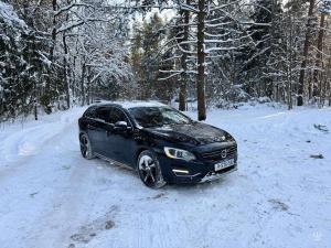Black Volvo V60 2013 in Vilnius, with an engine capacity of 2.40 L and mileage of 235 thousand km for 6900 €, photo 2 on AUTOMOTO.COM.LV