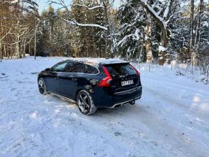 Black Volvo V60 2013 in Vilnius, with an engine capacity of 2.40 L and mileage of 235 thousand km for 6900 €, photo 4 on AUTOMOTO.COM.LV