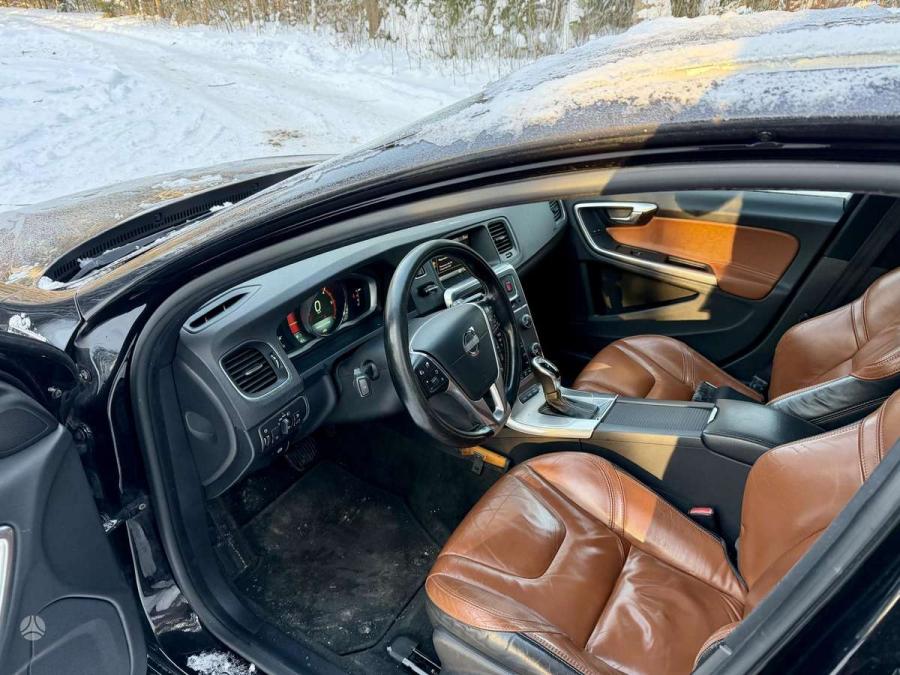 Black Volvo V60 2013 in Vilnius, with an engine capacity of 2.40 L and mileage of 235 thousand km for 6900 €, photo 8 on AUTOMOTO.COM.LV