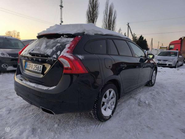 Melns Volvo V60 2013 Tauragė, ar dzinēja tilpumu 2.40 L un nobraukumu 191 tūkst. km par 7800 €, foto 5 vietnē AUTOMOTO.COM.LV